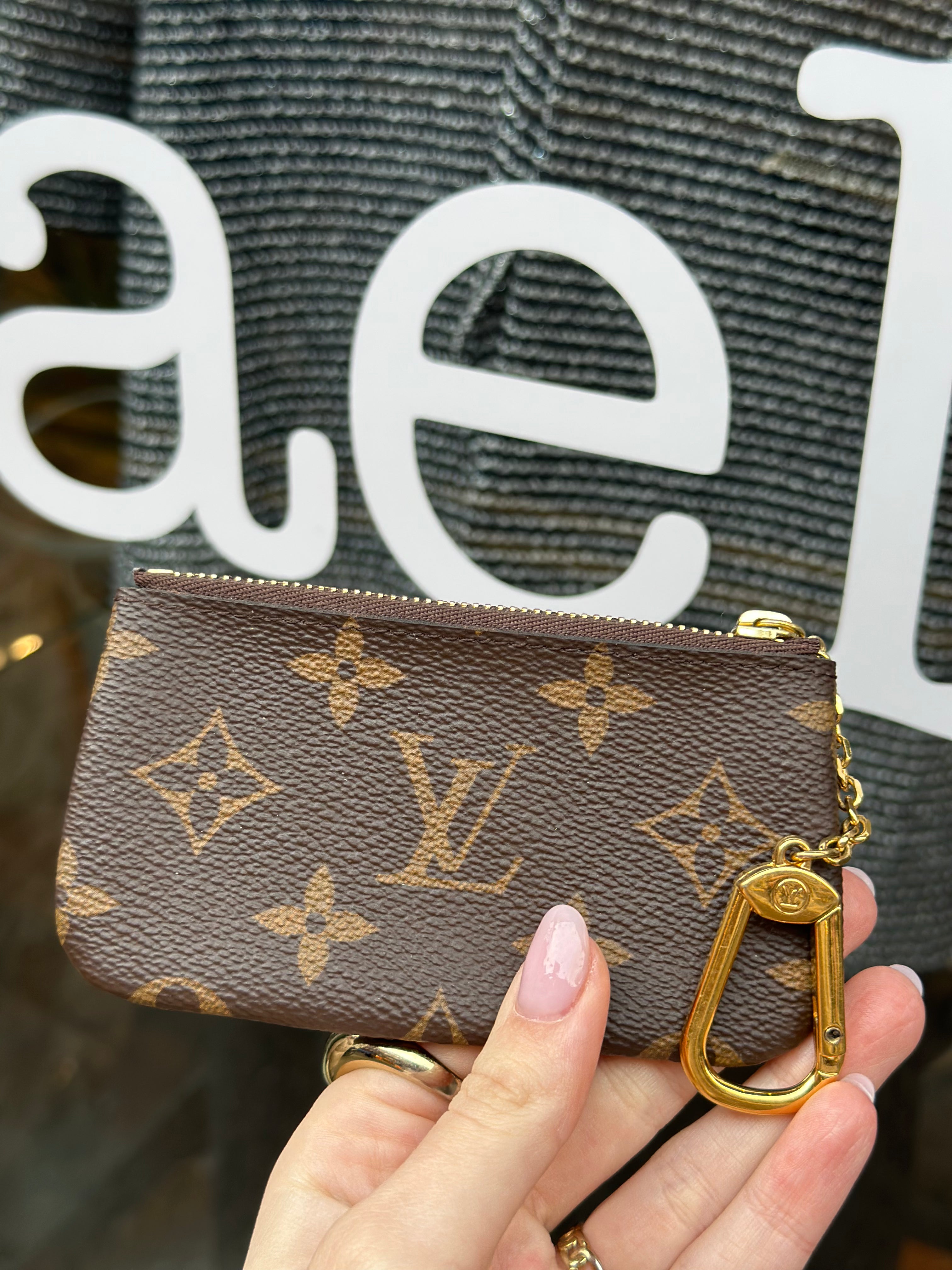 Louis Vuitton Monogram Canvas Key Pouch – Siopaella Designer Exchange
